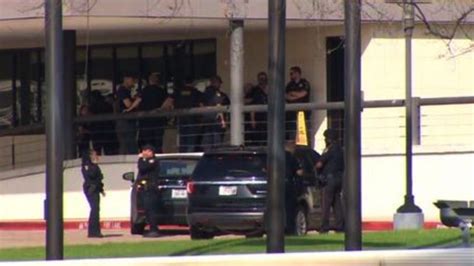 Donna Entra In Chiesa Col Fucile E Un Bimbo E Spara Sui Fedeli Polizia