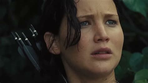Hunger Games Catching Fire Clip Peeta Gives Katniss The Pearl Youtube