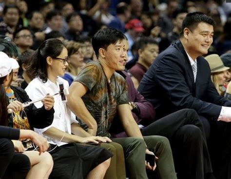 劉翔帶嬌妻觀賽，素顏吳莎被吐槽顏值不及葛天，網友：審美堪憂呀 每日頭條