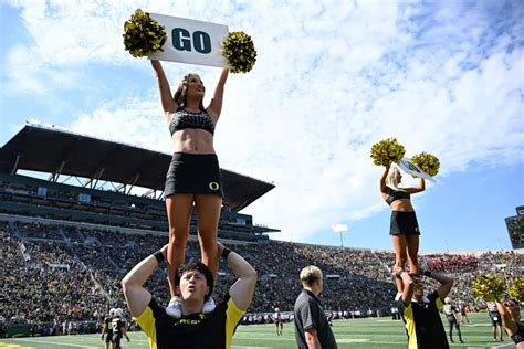 The Best Of Oregon Ducks Cheerleaders Leading The Charge Yahoo Sports