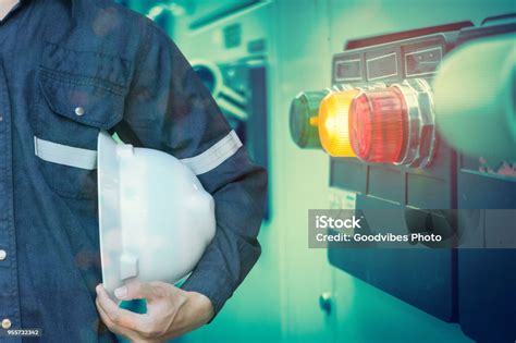 전기 배전반 전기 산업 비즈니스 개념 고객용 안전 모자를 들고 엔지니어 또는 기술자 사람의 이중 노출 순서에 대한 스톡 사진 및 기타 이미지 Istock