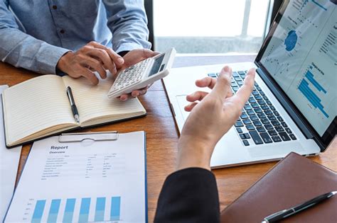 성공적인 성장 이익을 위한 비즈니스 메이킹의 회의 및 전략에서 투자 아이디어 마케팅 기획 및 프리젠 테이션 금융 프로젝트에 대한 비즈니스 임원 협력 컨퍼런스 계획에 대한