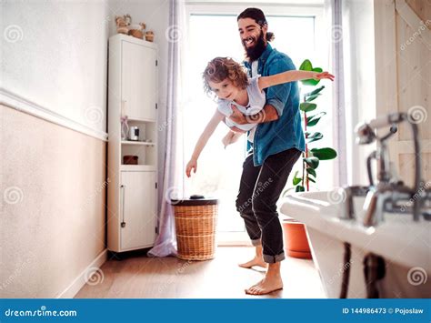 Kleines M Dchen Mit Jungem Vater Im Badezimmer Zu Hause Spa Habend