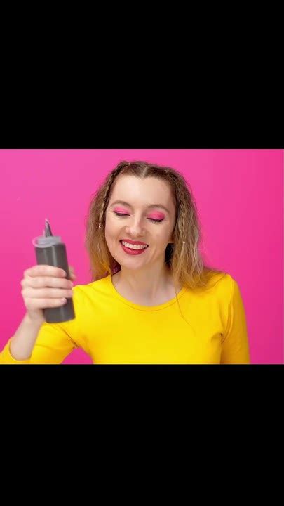 두 소녀가 프라이팬에 상자를 요리하고 있습니다 Youtube