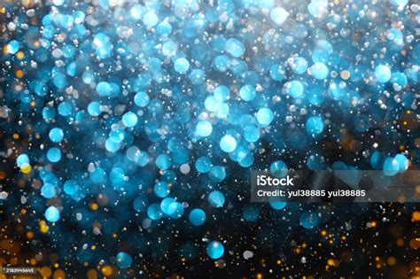 벽지 전화 빛나는 반짝이 하이라이트가 있는 블루 글리터 보케 새해와 크리스마스 축제 Background검은 배경에 빛나는 Bokeh와 함께 반짝이 매크로 배경 빛나는 질감