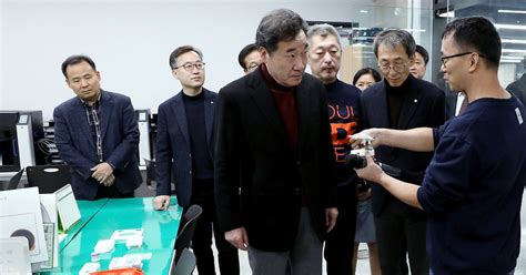 3d 프린터로 만든 제품 설명 듣는 이낙연 총리