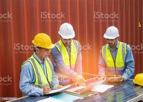 안전 헬멧과 유니폼을 입은 기술자 엔지니어 팀이 태양 전지판 설치에 대해 대화를 나눕니다 3 명에 대한 스톡 사진 및 기타 이미지 3 명 30 34세 개발 Istock