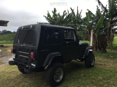 1993 Jeep Wrangler With 15x14 0 American Racing Nitro And 31105r15