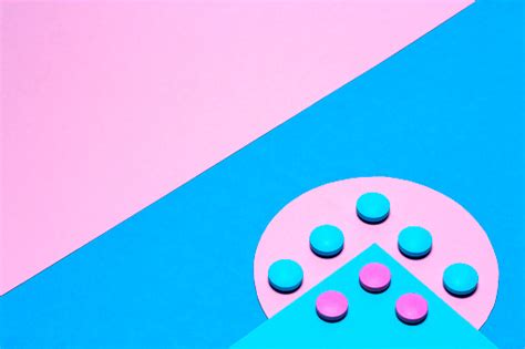 파란색과 분홍색 정제는 복사 공간이 있는 파란색과 분홍색의 종이 배경에 화살표의 형태로 배치 0명에 대한 스톡 사진 및 기타 이미지 Istock