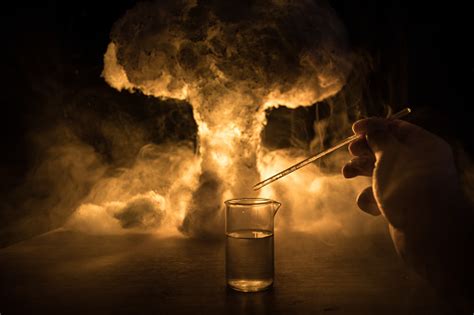 실험실에서 용액을 가진 유리 플라스크를 테스트합니다 과학 및 의학 배경 어두운 톤 배경에 실험실 테스트 튜브 과학 연구 장비 개념 개발에 대한 스톡 사진 및 기타 이미지