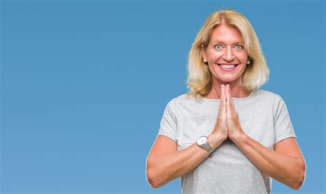 중간 나이 격리 된 배경 함께 용 서 미소 자신감에 대 한 요구는 손으로 기도 위에 금발 여자 금발 머리에 대한 스톡 사진 및 기타 이미지 Istock