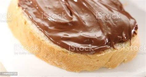 초콜릿 헤이즐넛 스프레드 또는 버터를 곁들인 빵 조각 각도 보기 슬로우 모션 0명에 대한 스톡 사진 및 기타 이미지 0명 4k해상도 가정 생활 Istock