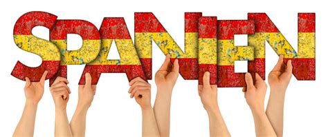 사람들은 스페인어 국기 색상 관광 여행 국가 개념 고립 흰색 배경에 독일어 단어 Spanien 을 형성하는 나무 문자 문자를