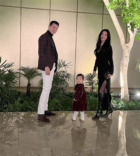 朱珠为丈夫庆祝38岁生日，王昀佳抱着女儿许愿，拍全家福温情满满照片镜头珠宝