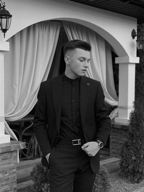 Парень в костюме