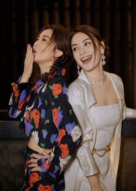 Twins姐妹合体！钟欣潼蔡卓妍亲密贴贴笑容甜美 搜狐大视野 搜狐新闻