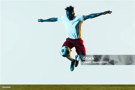 흰색 배경에 고립 된 공을 발로 하는 남성 축구 선수 Championship에 대한 스톡 사진 및 기타 이미지 Championship 경쟁 골인 Istock