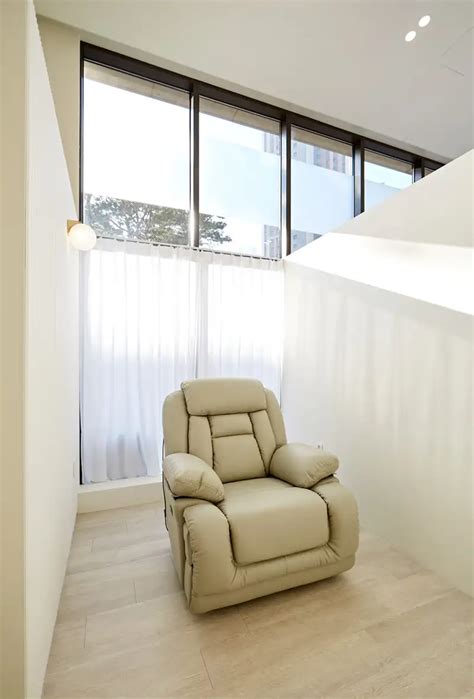 화이트톤 깔끔한 디자인의 11평 뷰티샵인테리어 금액