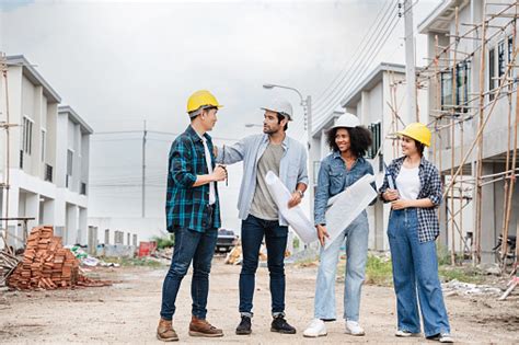 팀의 엔지니어 관리자는 이제 건설 현장에 배치되어 다양한 구성 요소에 대한 품질 보증 검사를 수행합니다 4 명에 대한 스톡 사진 및 기타 이미지 Istock