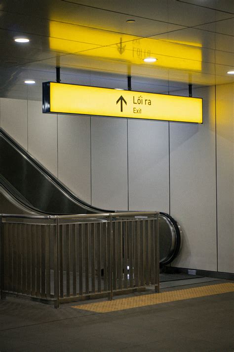 Led Sishane 가이드 간판 건축 교통 구조 그래픽 디자인 기술 길 찾기 네비게이션 시스템 대중교통 도시 도시의 디자인 메트로 밤 방향