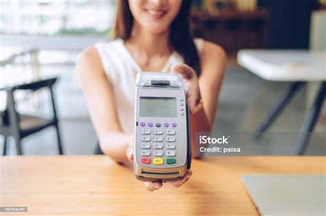 신용 카드 스 와이프 기계와 여자 Nfc 기술로 쇼핑 라이프 스타일 및 지불 손에 대한 스톡 사진 및 기타 이미지 손 영수증 가방 Istock