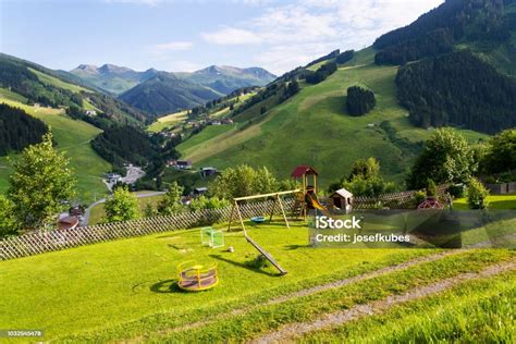 스윙 슬라이드 회전 목마 샌드 박스 목표 극장 산 어린이 놀이터 그네에 대한 스톡 사진 및 기타 이미지 그네 로터리 0명 Istock