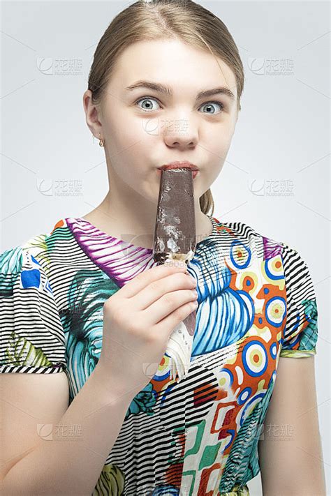 漂亮的白人少女与巧克力融化的冰淇淋
