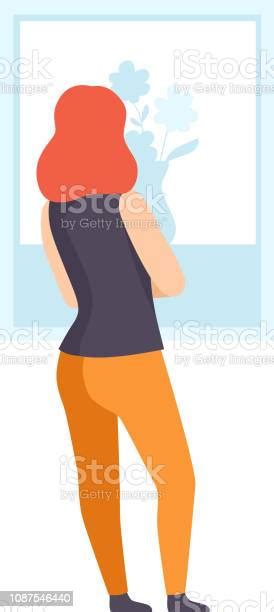 여성 캐주얼 의류 벽 아트 갤러리 다시 보기 벡터 일러스트 레이 션 박물관 전시를 보는 여성 전시회 방문자에 매달려 그림을 보고 고대의에 대한 스톡 벡터 아트 및 기타