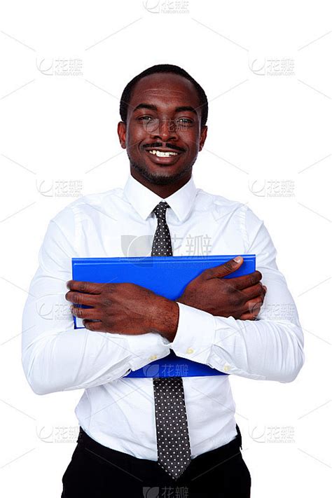 一个非洲人拿着蓝色文件夹站在那里