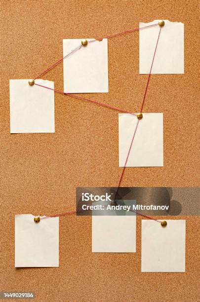 빈 종이 노트는 코르크 보드에 고정되어 있습니다 탐정 조사의 개념 공간을 복사합니다 0명에 대한 스톡 사진 및 기타 이미지