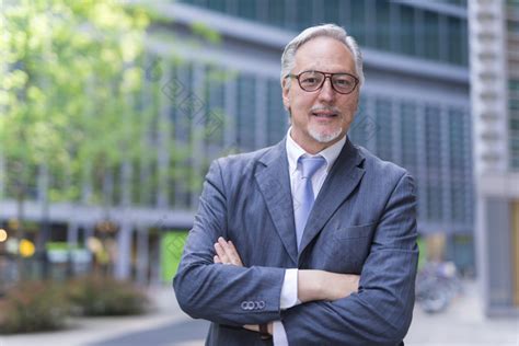 男人大人成年男子上了年纪的图片 包图网