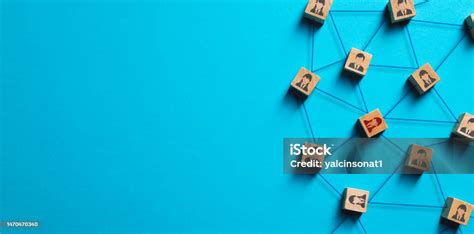 조직 구조 소셜 네트워크 및 파란색 배경에 팀워크 개념 연결 네트워크를 연결하는 나무 큐브 블록에 비즈니스 사람 아이콘 정보 자원에 대한 스톡 사진 및 기타 이미지 Istock