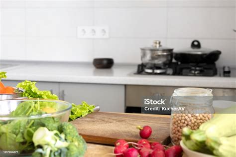 부엌 나무 테이블에 신선한 야채 세트와 도마와 당신의 개체에 대 한 장소 건강한 식품 개념 주방 조리대에 대한 스톡 사진 및 기타 이미지 Istock