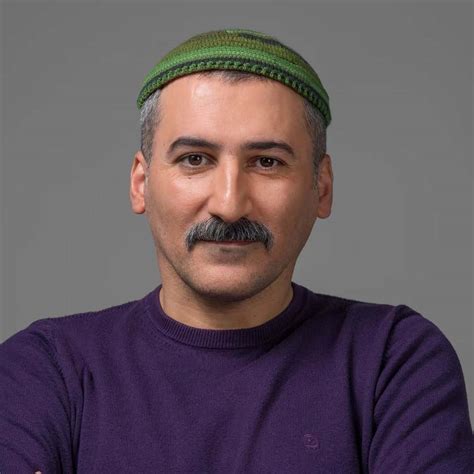 پرتره‌ای جدید از آقای ممیزی با استایل متفاوت؛ کلاه بافتنی و سبیل‌های