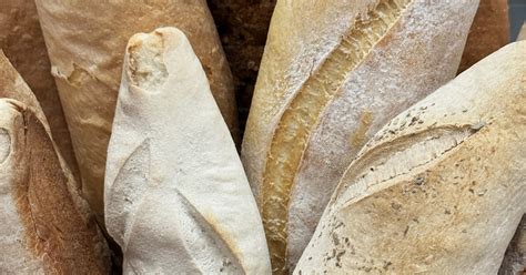 베이커리 선반에 짠 프레임으로 아침 식사를 위한 빵 더미의 클로즈업 보기를 보여주는 스톡 사진 먹을 준비가 되어 있습니다 사진 Unsplash의 장인의 음식과 음료 이미지