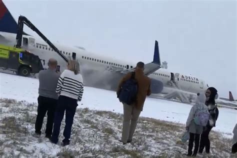 Delta Jet Aborts Takeoff From Snowy Atlanta Airport After Engine Problem
