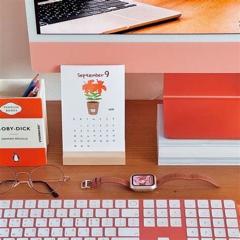 위드제트ㅣ주문제작 전문 일러스트 액자 포스터 달력 머그컵 Orangeehome 2025년 위드제트 탄생화 달력🌸 자체제작으로 디자인하고 만들어 더욱 특별한 달력 한달