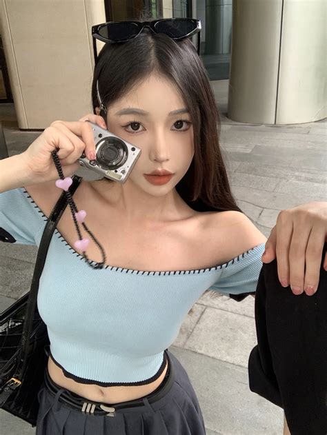 에르드쥬 배색 스티치 일자 오프숄더 반팔 니트