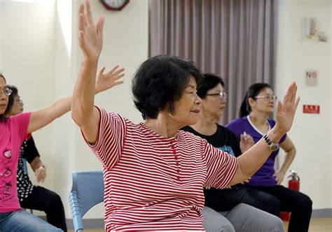 帶長輩一步步往前走肌耐力訓練運動 健康遠見