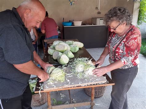 Foto Jesenska Tradicija Zelje Se U Đelekovcu Kiseli Na Starinski Način
