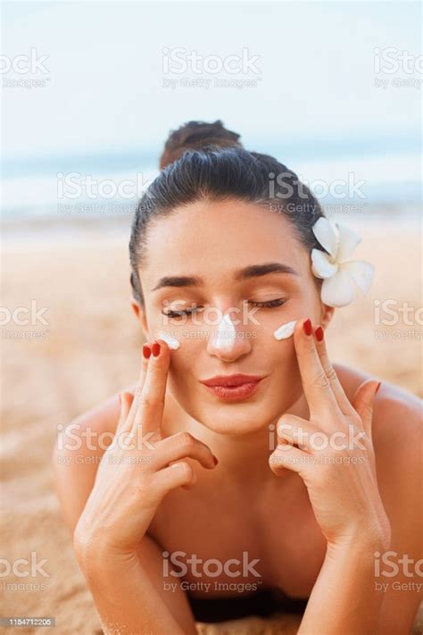 깨끗 하 고 신선한 피부 얼굴을 만지고 아름 다운 젊은 여자의 초상화입니다 선탠 로션 자외선 차단 썬 크림 피부 및 바디 케어 페이셜 트리트먼트 미용 뷰티 립밤에 대한 스톡