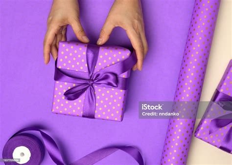 두 여성의 손은 종이 배경에 보라색 선물 상자를 들고있다 생일에 축하의 개념 감사에 대한 스톡 사진 및 기타 이미지 감사 공단 공휴일 Istock