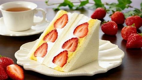 일본 로손 딸기 슈크림 샌드위치 편의점 음식 맞아 포스트쉐어