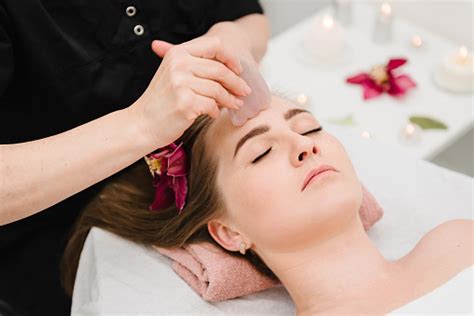 Gua Sha อุปกรณ์มีดโกนสําหรับนวดหน้า ทรีทเม้นต์ผิวหน้าแนวคิดการดูแลผิว ผู้เชี่ยวชาญด้านความงา ภาพ