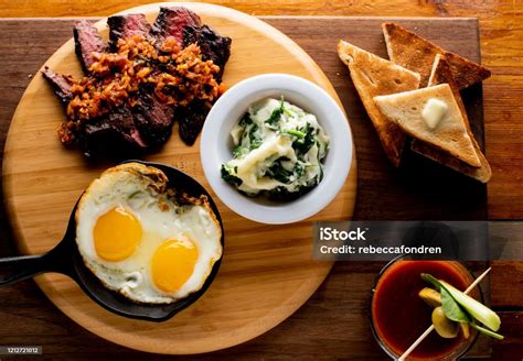 아침 식사 프랑스 스타일 비스트로 또는 식당에서 전통 클래식 유럽식 조식 또는 브런치 메뉴를 즐기실 수 있습니다 바삭바삭한 베이컨 튀긴 계란 감자 베이글 또는 신선한 젤리와