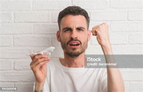 벽돌 벽 잡고 하얀 비행기 화가 이상 젊은 성인 남자와 미친과 제기 손으로 소리 분노와 좌절 외치고 분노 개념 감정에 대한 스톡 사진 및 기타 이미지 Istock