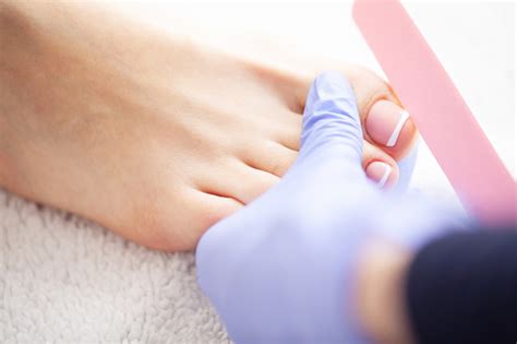 페디큐어 하루입니다 페디큐어 할 때 전문 장비를 사용 하 여 마스터입니다 가위에 대한 스톡 사진 및 기타 이미지 가위 강철 발톱 Istock