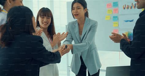 능숙하게 현재 작업 프로젝트를 발표하는 사업가는 팀으로부터 축하를 받습니다 기업 비즈니스 팀 협업 개념입니다 사진 Unsplash의 회의 이미지