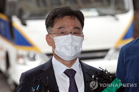 경찰 출석한 화천대유 대주주 김만배 연합뉴스