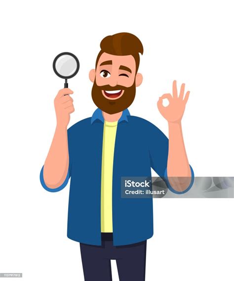 똑똑한 젊은 남자가 돋보기를 들고 몸짓을 좋아 확인 표시 하는 동안 눈을 윙크 좋은 거래 검색 조사를 검색 분석 검사 만화에서 개념 그림을 발견 감정에 대한 스톡 벡터 아트